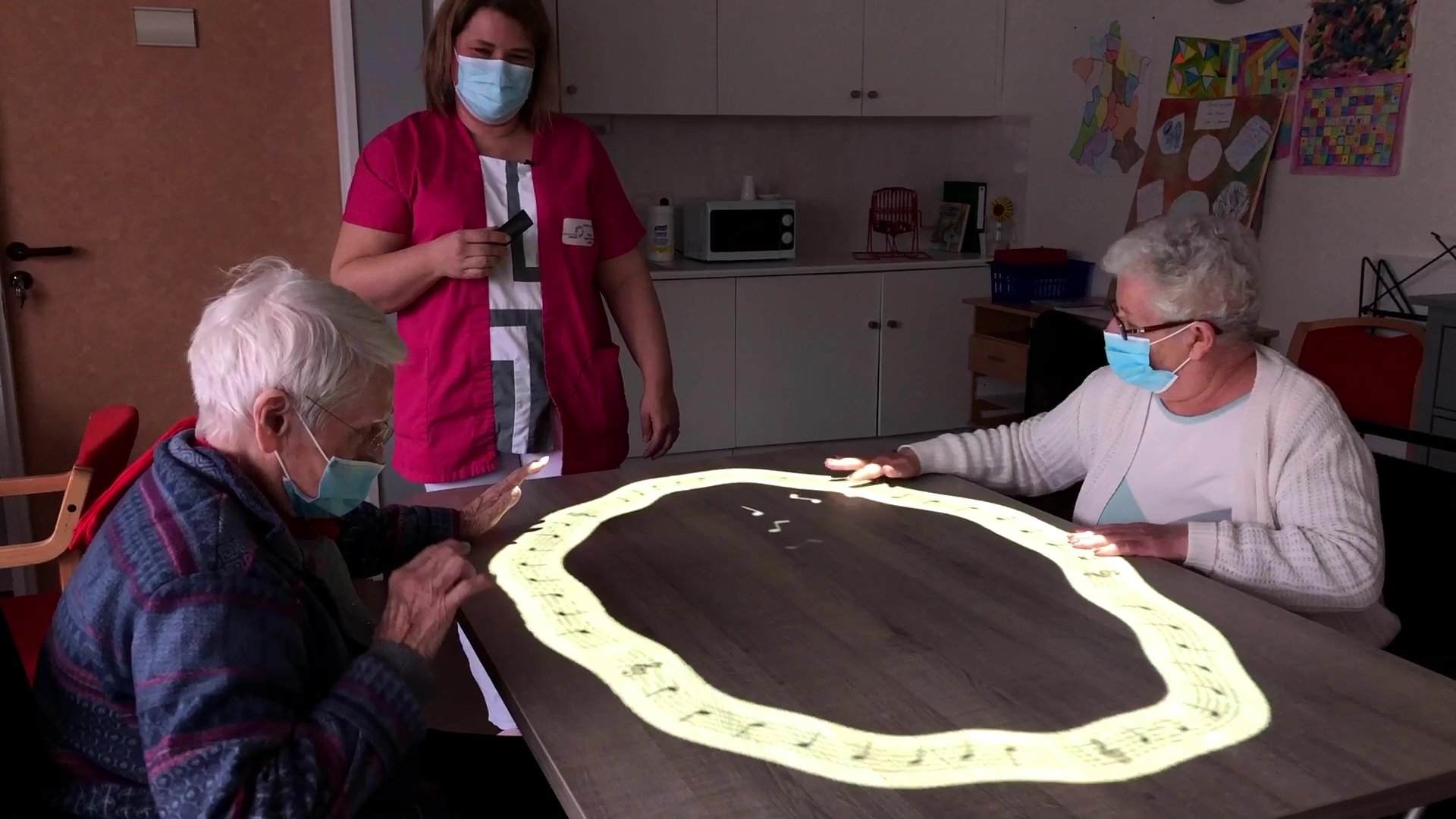 Tovertafel, une table pédagogique pour les seniors - Mosaik Cristal